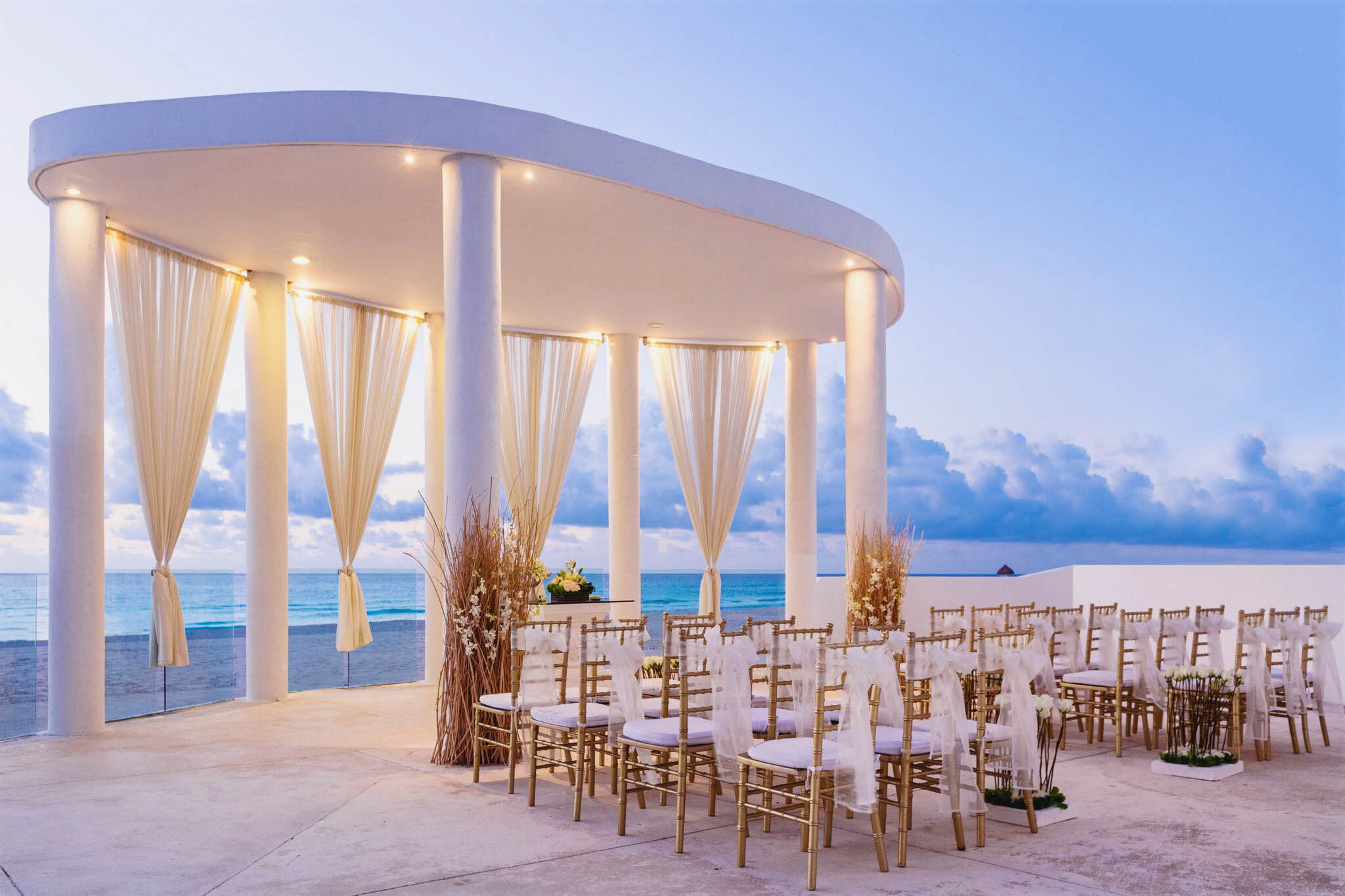 Plan a Dreamy Destination Wedding at Palace Resorts with Apple Vacations